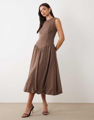 Vero Moda Figurbetontes, &auml;rmelloses Midikleid in gepunktetem Schokobraun mit Ziernaht und tiefer Taille