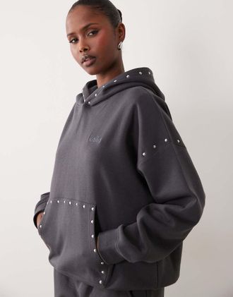KAIIA hoodie coordonn&eacute; oversize &agrave; logo brod&eacute; et clous en gris fonc&eacute;
