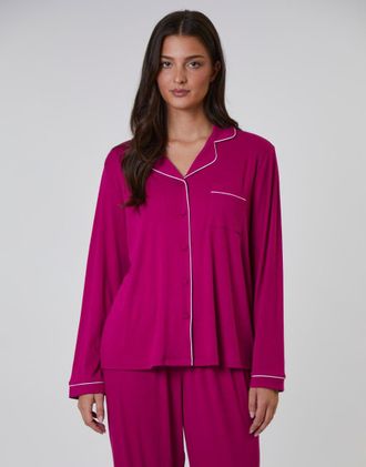 Loungeable Traditioneller, gerippter Pyjama in dunklem Rosa, bestehend aus lang&auml;rmligem Hemd und langer Hose
