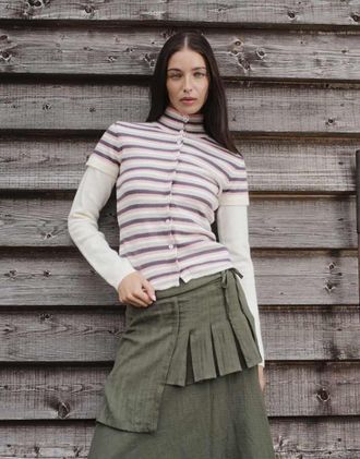 Daisy Street zweilagiges Strickoberteil mit hohem Kragen und Knopfleiste in Streifen-Mix-Rosa
