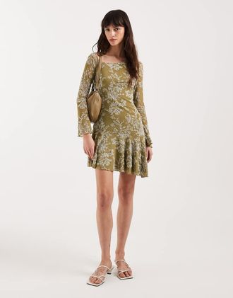 Motel Ruhato - Robe courte asym&eacute;trique &agrave; imprim&eacute; p&eacute;tales - Olive-Vert