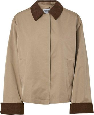 Pieces Kurzjacke PCJORMA SHORT LIGHT JACKET NOOS BC mit farblich abgesetztem Kragen und B&uuml;ndchen