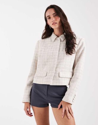 Asos Elegante, k&uuml;rzere Jacke in Ecru mit Knopfdetail-Wei&szlig;