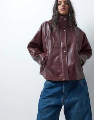 Asos Jacke in Lederoptik mit Fledermaus&auml;rmeln im 80er-Jahre-Stil in Dunkelrot