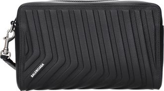 Balenciaga Pochette, LHomme &agrave; la peau noire