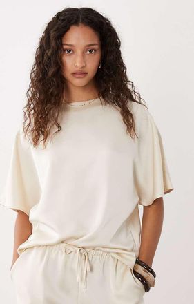 Pretty Lavish Mix and Match - Oversize-T-Shirt aus Satin in Auster, Kombiteil-Wei&szlig;
