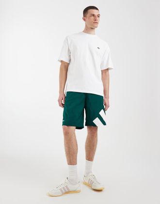adidas Originals Adicolor GRFX - Shorts in Gr&uuml;n