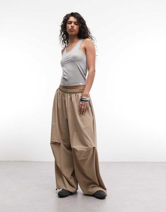 Collusion Pantalon de jogging baggy oversize en nylon - Taupe-Neutral
