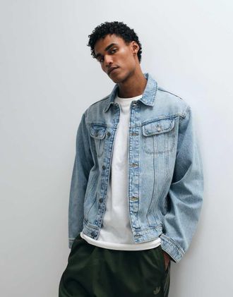 Asos veste trucker en jean bleu d&eacute;lav&eacute; clair
