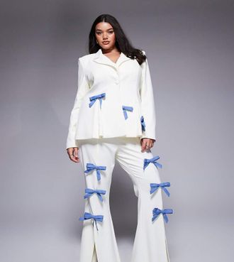 Asos Curve - Eleganter Blazer in Cremewei&szlig; mit Denim-Schleifen, Kombiteil