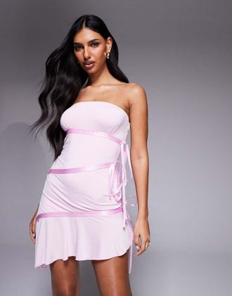 I.AM.GIA Arly - Robe bandeau courte pr&egrave;s du corps avec ruban contrastant en satin et ourlet asym&eacute;trique - Rose pastel