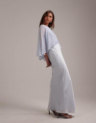 Asos Linvit&eacute;e - Robe en satin coup&eacute;e en biais avec superposition cape transparente - Bleu