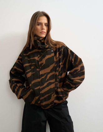 Topshop bomber en jean matelass&eacute; &agrave; z&eacute;brures-Blanc