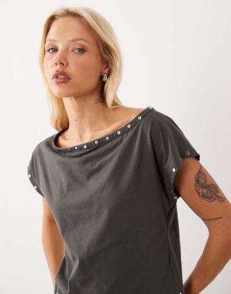 Motel Damaria top &agrave; &eacute;paules d&eacute;nud&eacute;es avec d&eacute;tails clout&eacute;s en gris charbon