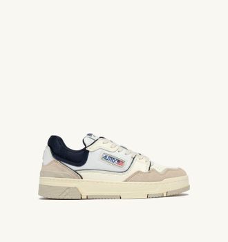 Autry SNEAKERS CLC LOW AUS LEDER UND WILDLEDER IN WEISS, SAND UND SPACE BLUE