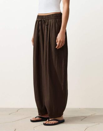 Oysho Plissierte Ballonhose aus 100% Leinen in Braun