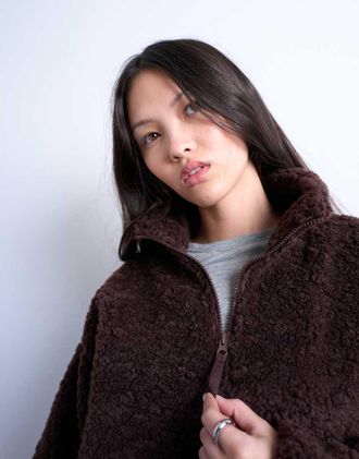 Topshop Teddyfell-Oberteil in Dunkelbraun mit kurzem Reißverschluss-Brown