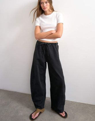 Topshop Schlupfjeans in verwaschenem Schwarz mit abgerundetem Beinschnitt