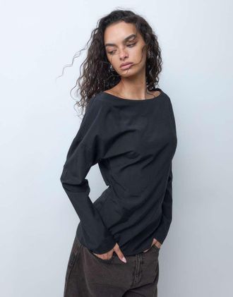 Arket Oberteil mit Taillenbetonung, One-Shoulder und langen &Auml;rmeln in Schwarz