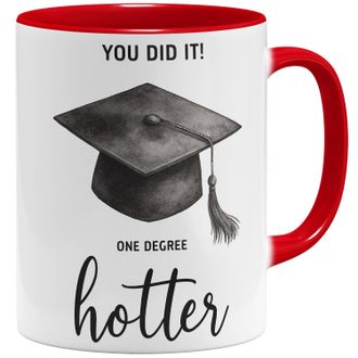 OM3 One Degree Hotter Kaffee-Tasse mit Spruch - Abschluss Hut f&uuml;r Bachelor Master Studium Graduation - Gl&uuml;ckwunsch Diplom bestandene Pr&uuml;fung - Keramik Bec