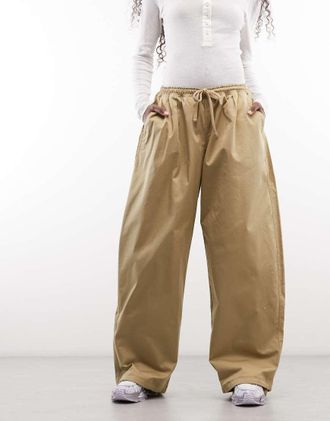Nike pantalon oversize tiss&eacute; Street Utility beige-Blanc