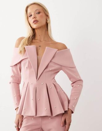 Asos top blazer &agrave; &eacute;paules d&eacute;nud&eacute;es orn&eacute; de perles rose p&acirc;le