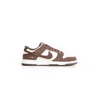 Nike Dunk Low SE Sneakers