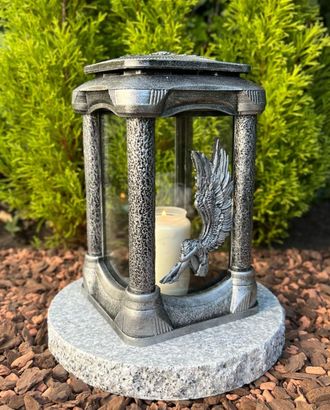 Aurum Grablampe mit 3D Engel - 25 cm H. Farbe Silber Grabkerze Kerze Grablicht Grabdeko Gartenlampe Laterne inkl. Kerze + Sockel NEU