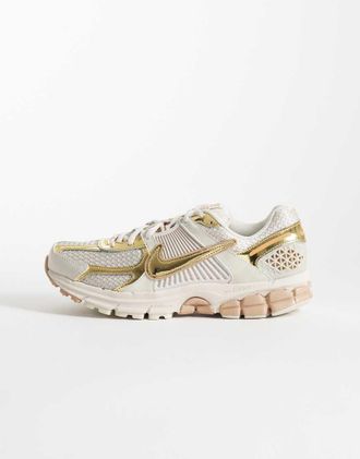 Nike Zoom Vomero 5 baskets en dor&eacute; m&eacute;tallis&eacute;-Argent&eacute;