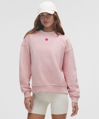 lululemon Perfectly Fleece-Oberteil mit Rundhalsausschnitt im Oversized Fit Logo f&uuml;r Frauen - Gr&ouml;&szlig;e XS in Mink Berry/Fantasia