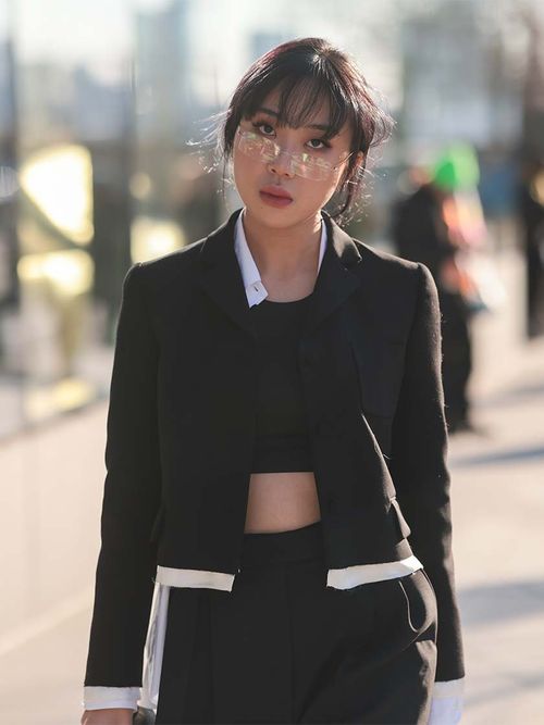 Streetstyle mit einem schwarzen Outfit und einer transparenten Brille.