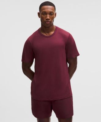 lululemon Fast and Free Kurzarmshirt Perforierte Streifen f&uuml;r M&auml;nner - Gr&ouml;&szlig;e 2XL in Burgundy Bay