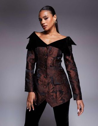 Asos Blazer densemble en jacquard &agrave; &eacute;paules d&eacute;nud&eacute;es et d&eacute;tails en velours - Chocolat fleuri-Multicolore
