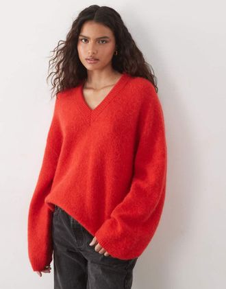Arket superweicher Pullover mit V-Ausschnitt aus Alpaka-Wollmix in leuchtendem Rot