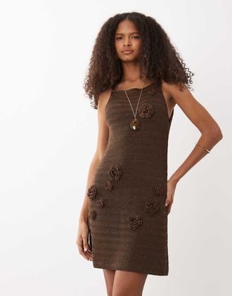 Asos Robe courte en raphia avec fleurs au crochet en relief - Chocolat-Blanc