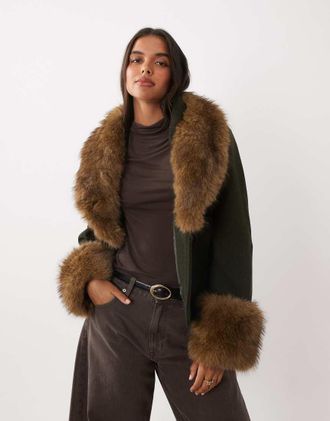 Mango veste courte en m&eacute;lange de laine avec finitions en faux-fur kaki-Vert