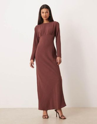 Asos Maxikleid in Burgunderrot mit Schr&auml;gschnitt und Detail an der Brustpartie