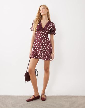 Miss Selfridge robe courte en satin avec bordure en dentelle &agrave; pois-Marron