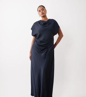Forever New robe longue maxi en satin bleu marine &agrave; col b&eacute;nitier et d&eacute;tail fronc&eacute; sur le c&ocirc;t&eacute;