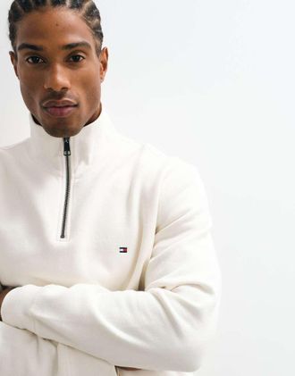 Tommy Hilfiger Sweatshirt mit Flaggen-Logo, schwer, mit Viertelrei&szlig;verschluss in Cremewei&szlig;