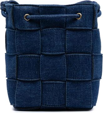 Bottega Veneta Hobo Bags - Small Denim Maxi Intrecciato Cassette Bucket Bag - Gr. unisize - in Blau - für Damen