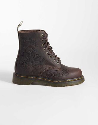 Dr. Martens 1460 Pascal Stiefel mit Blumenpr&auml;gung und 8 &Ouml;sen in Dunkelbraun