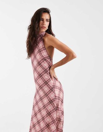 Asos robe longue en mousseline &agrave; col montant et dos nu &agrave; carreaux rose