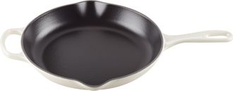 LE CREUSET Signature Gusseisen Brat- und Servierpfanne, Rund, Ø 26 cm, Für alle Herdarten inkl. Induktion geeignet, 2,34 kg, Meringue, 20182267160422