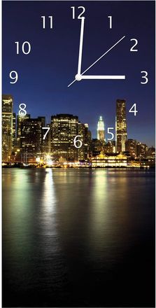 Wallario Design-Wanduhr, Acrylglasuhr Gr&ouml;&szlig;e 30 x 60 cm, wei&szlig;e Zeiger, Motiv New York Skyline - Brooklyn Bridge und Manhattan am Abend