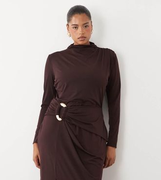 Tfnc Plus figurbetontes Maxikleid mit hohem Kragen, langen &Auml;rmeln, hohem Schlitz und Zierdetails in Schokobraun