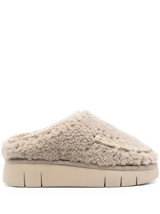 Mou chaussons en peau lain&eacute;e - Gris