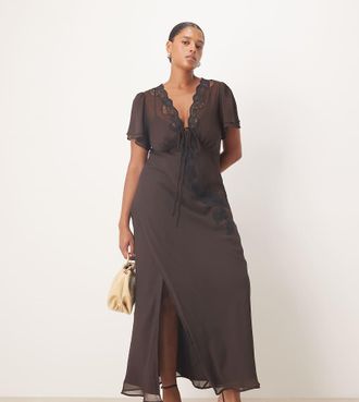 Asos Curve ASOS DESIGN Curve - Robe mi-longue avec d&eacute;tail en dentelle et liens nou&eacute;s sur lavant - Marron-Brown