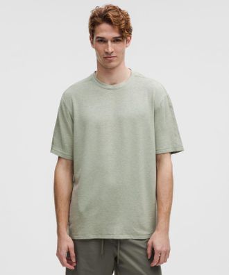 lululemon BeCalm Kurzarmshirt im Relaxed Fit für Männer - Größe XS in Heathered Fog Green