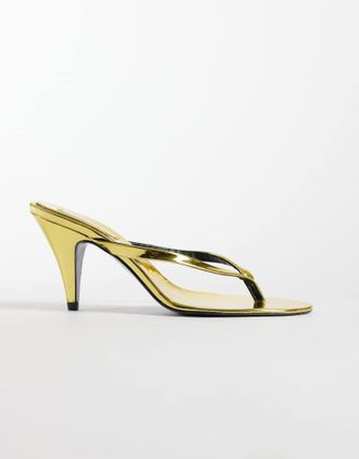 Mango starring Hailey Bieber - Zehenstegsandalen in Gold mit Absatz